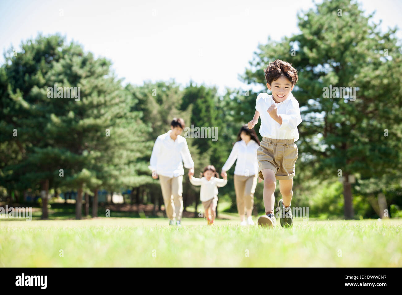 Family walk nature hi-res stock photography and images - Alamy