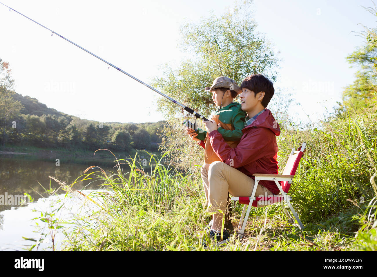 Asian father and son fishing hi-res stock photography and images - Alamy