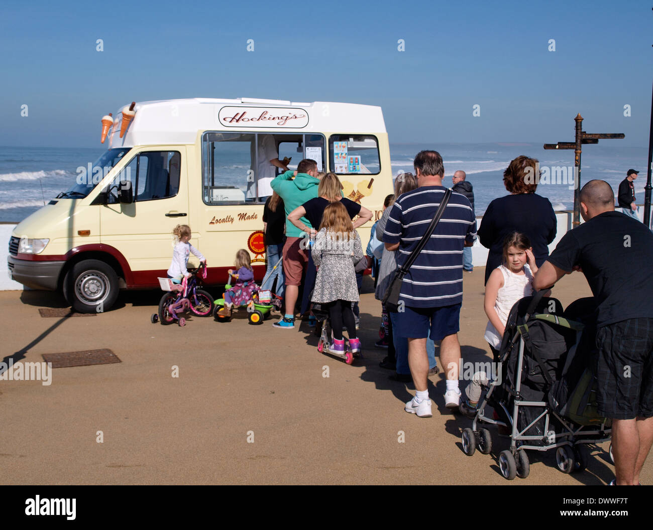 Queue for ice cream van hi-res stock photography and images - Alamy