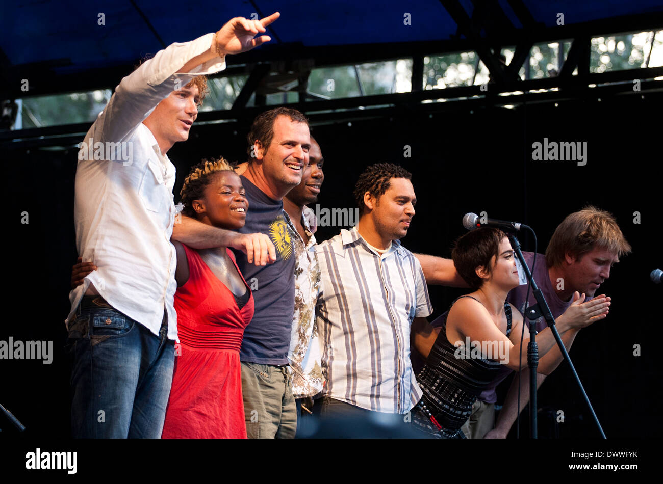 Freshlyground take a bow after their performance at the Botanic Gardens ...
