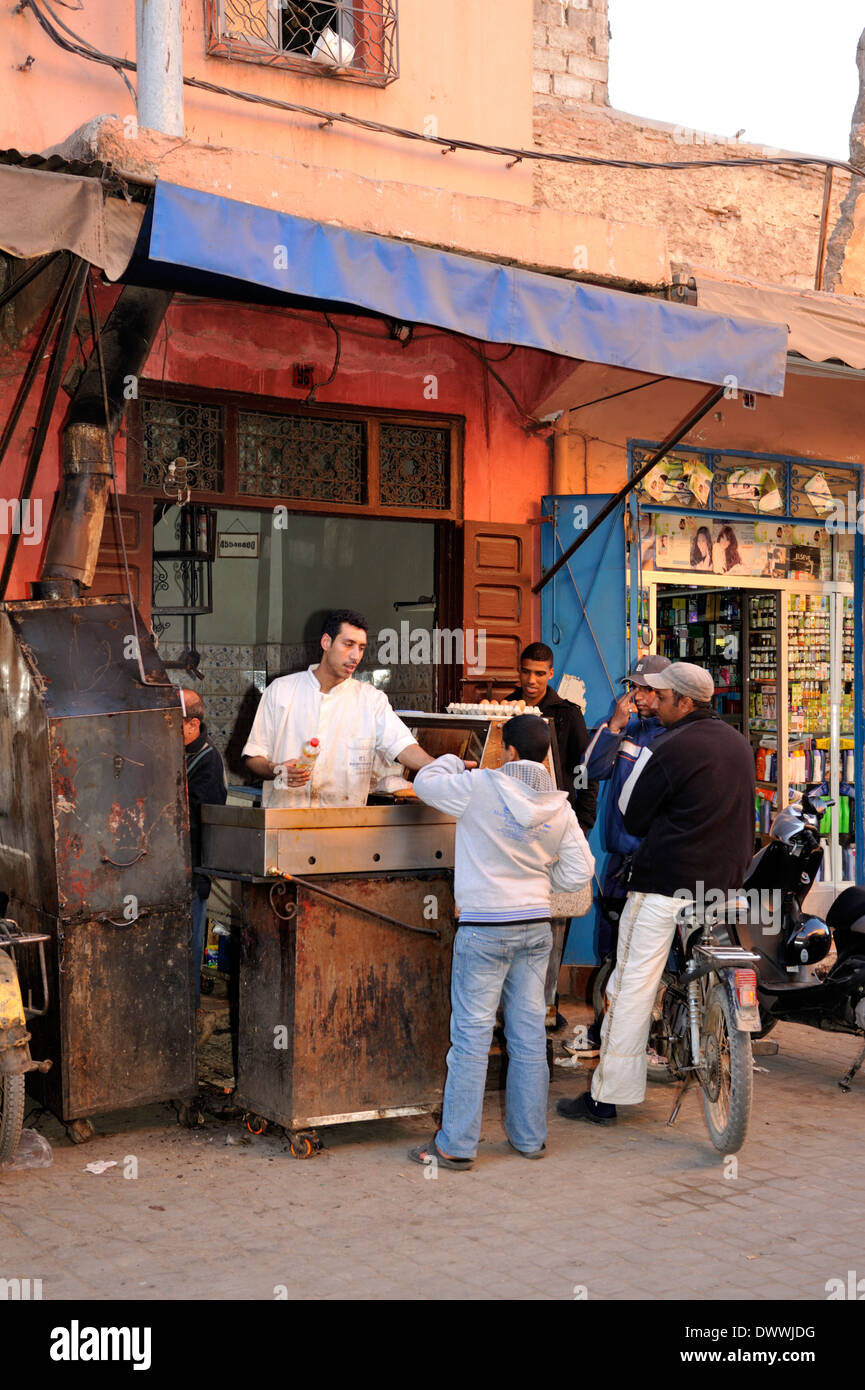 Cooked food stalls hi-res stock photography and images - Alamy