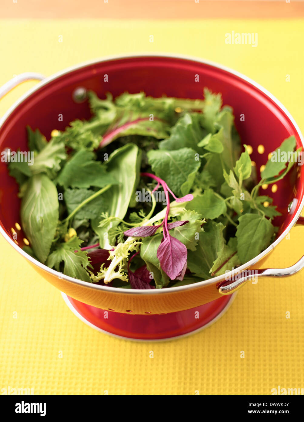 Colander and salad hi-res stock photography and images - Alamy