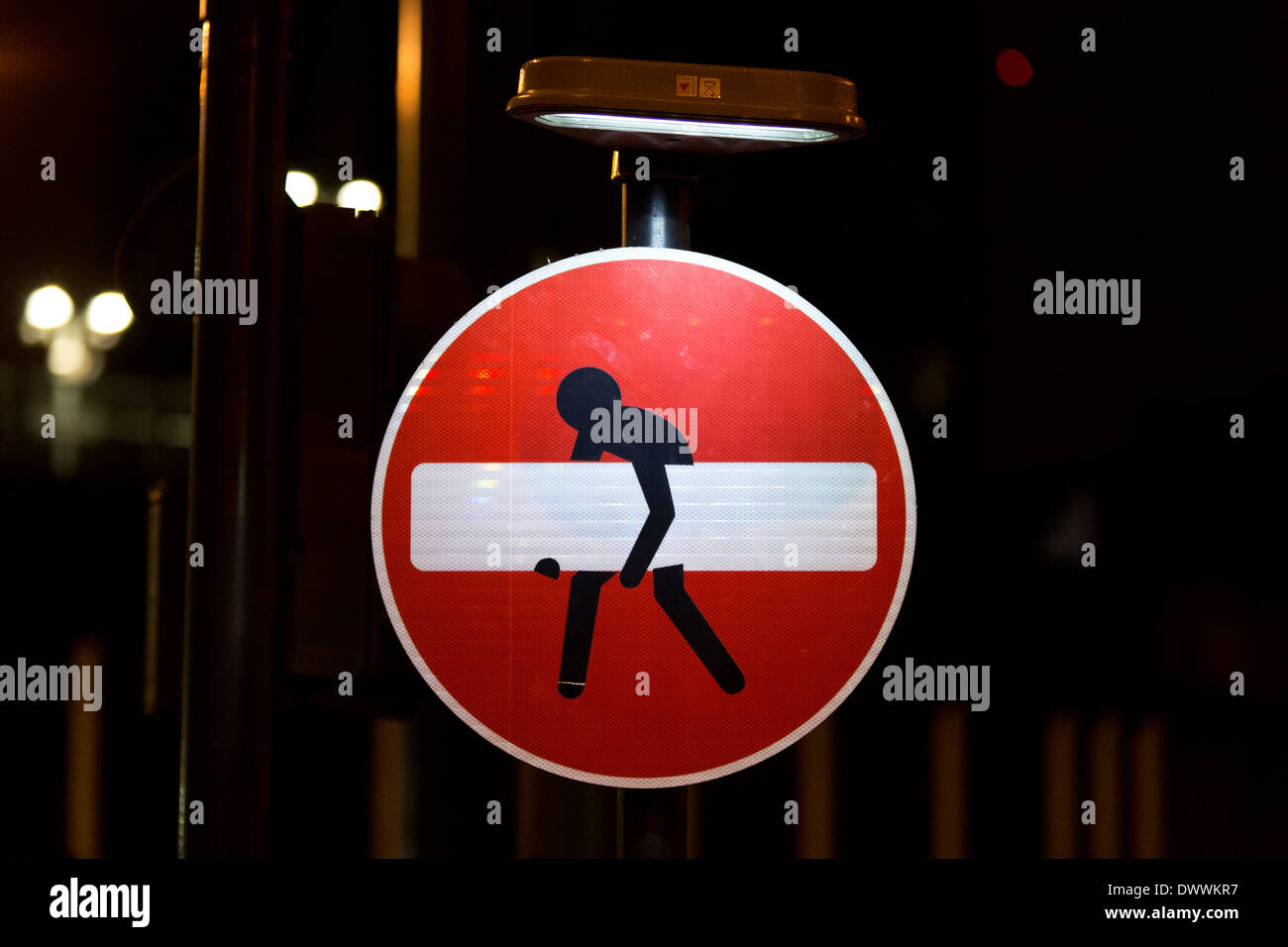 Black sign white no entry hi-res stock photography and images - Alamy