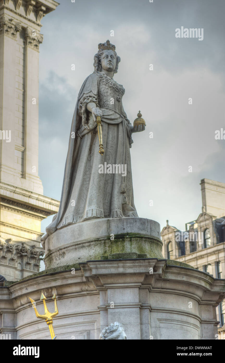 Queen anne statue hi-res stock photography and images - Alamy