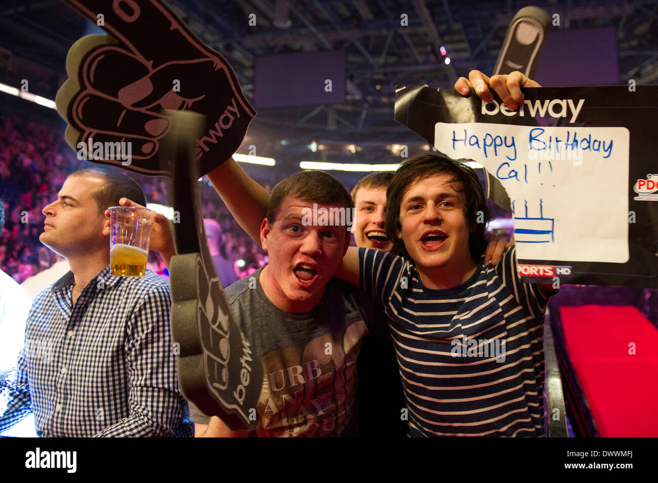 Darts crowd premier league hi-res stock photography and images - Alamy