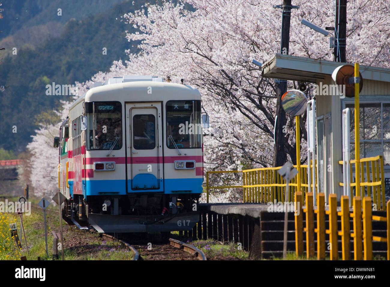 Rural japan train station hi-res stock photography and images - Alamy