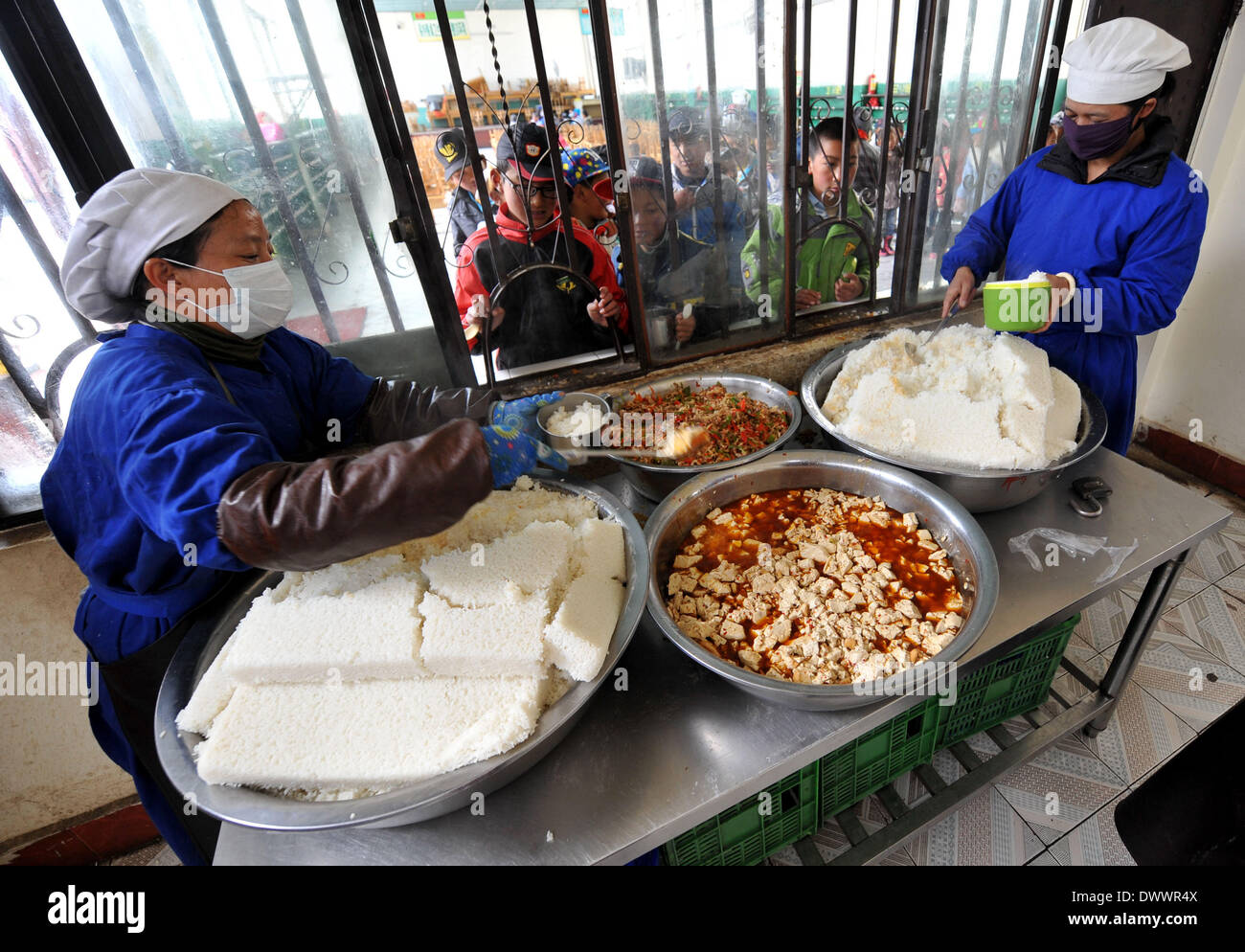 School lunch line students hi-res stock photography and images - Alamy