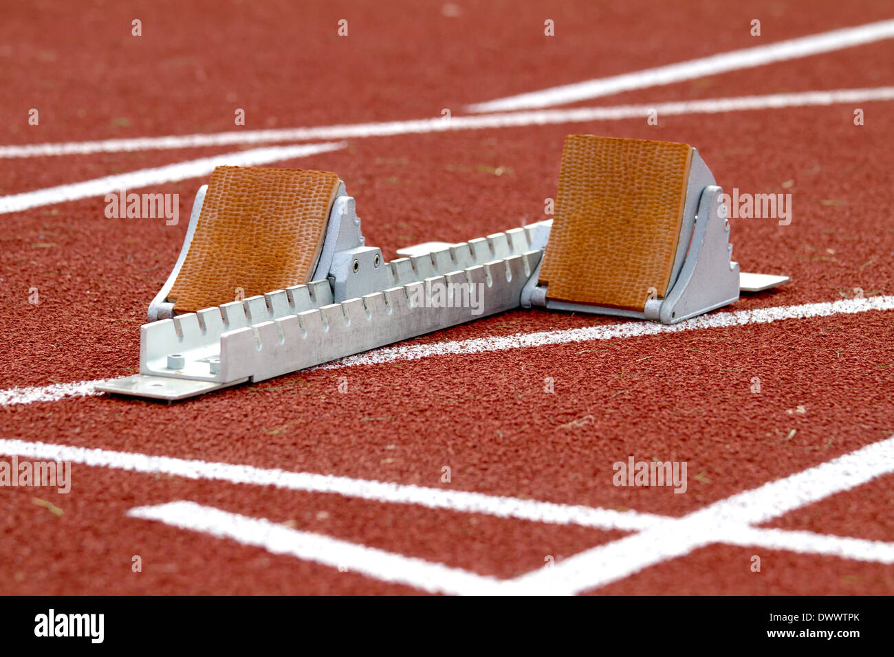 Running race feet starting blocks hi-res stock photography and images ...