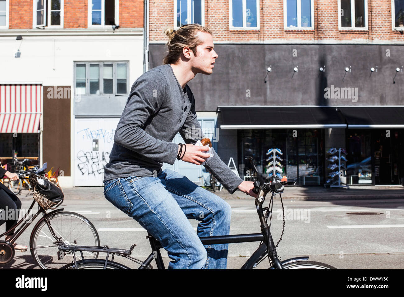Man on bike profile hi-res stock photography and images - Alamy