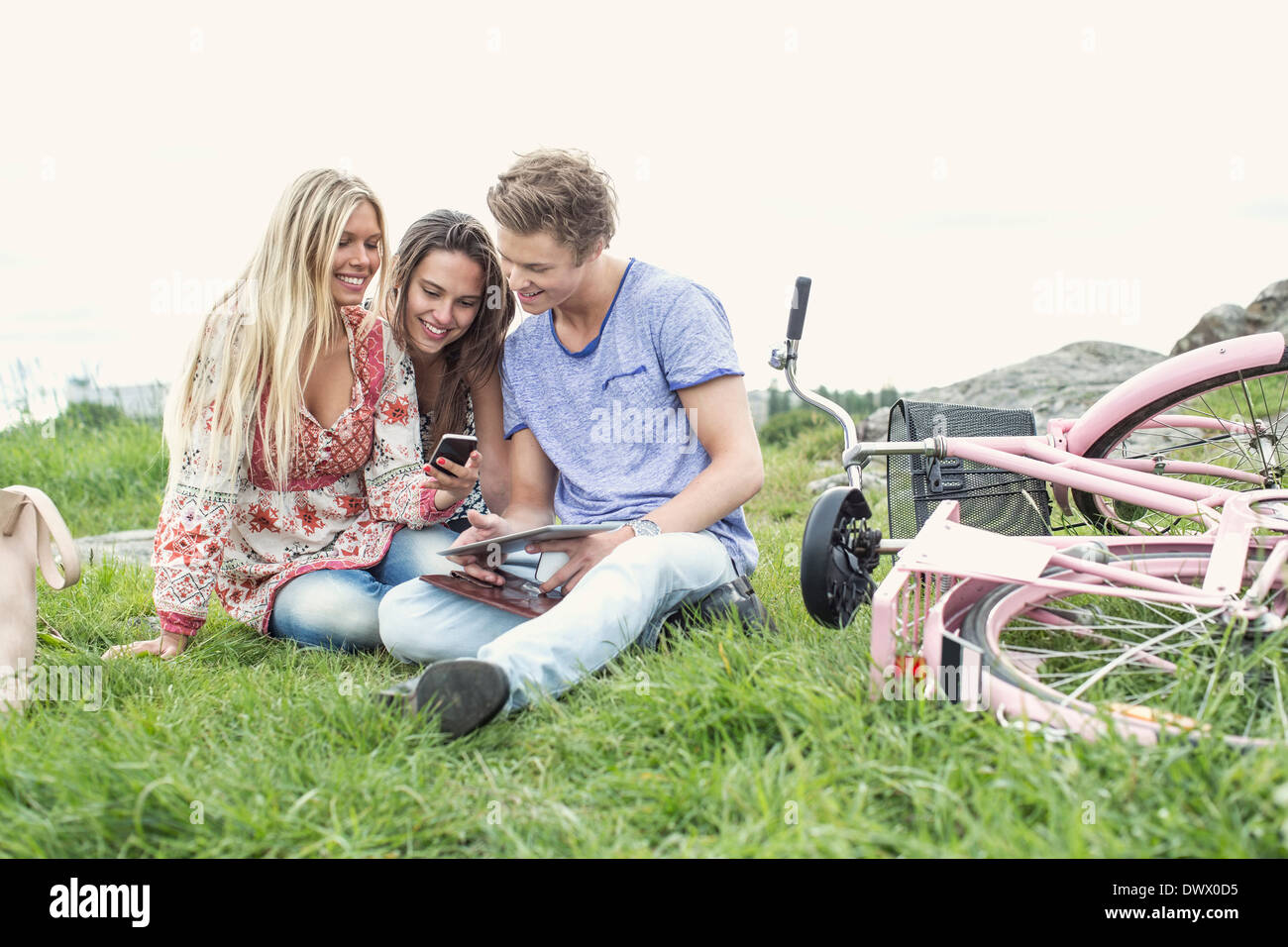 Pal pals friend friends friendship friendships hi-res stock photography ...