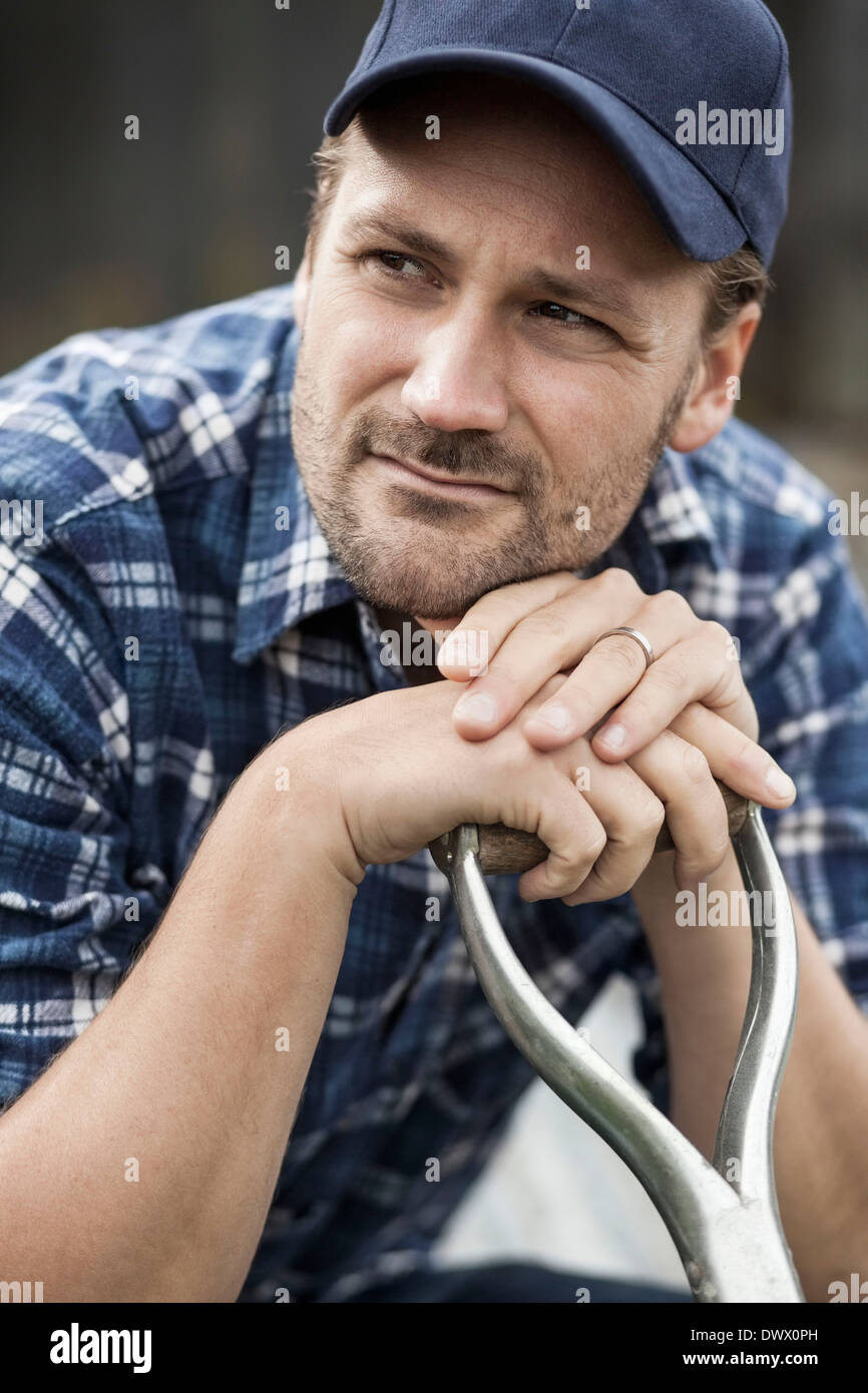 Man leaning on shovel hi-res stock photography and images - Alamy