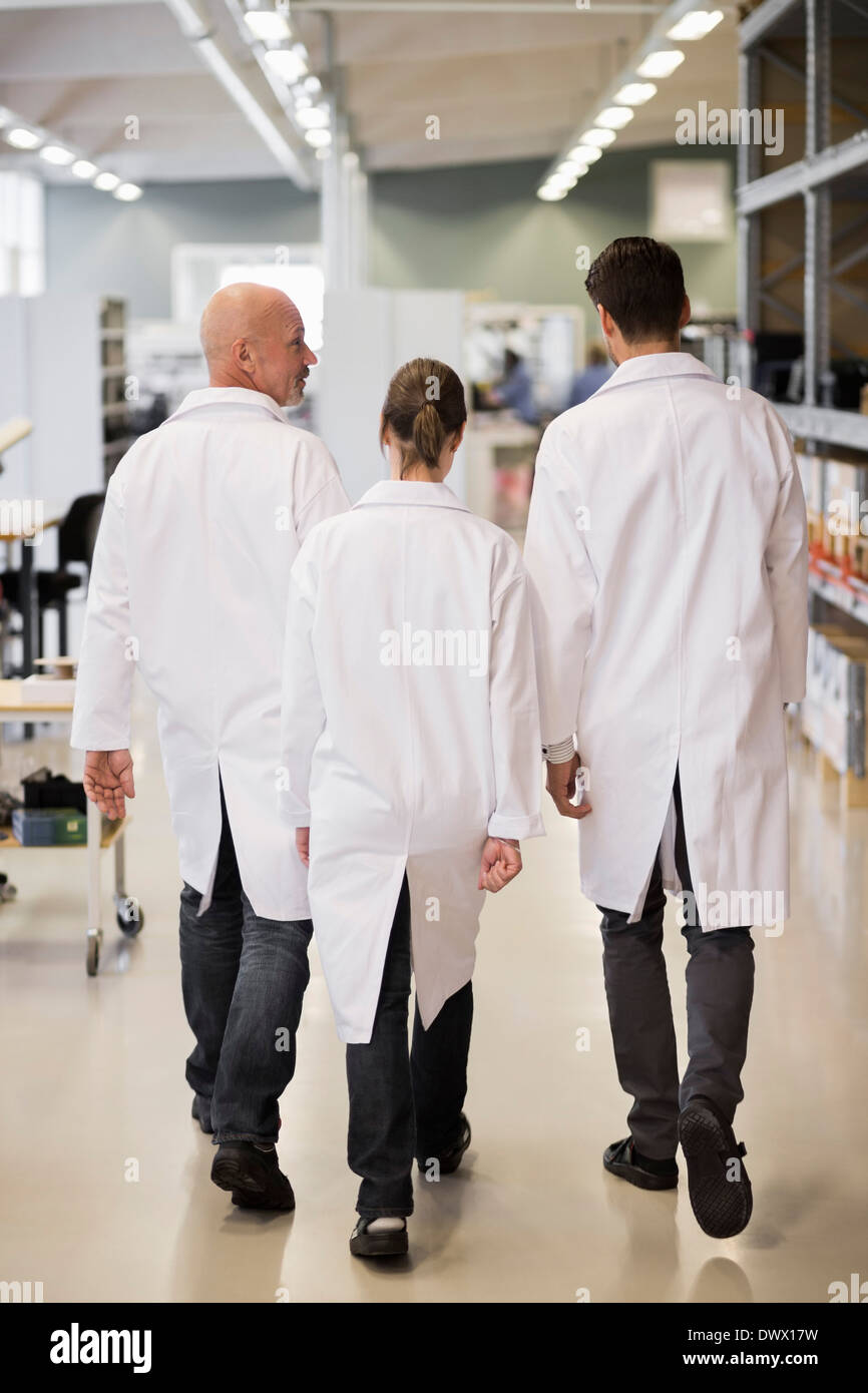 Engineers in lab coats hi-res stock photography and images - Alamy