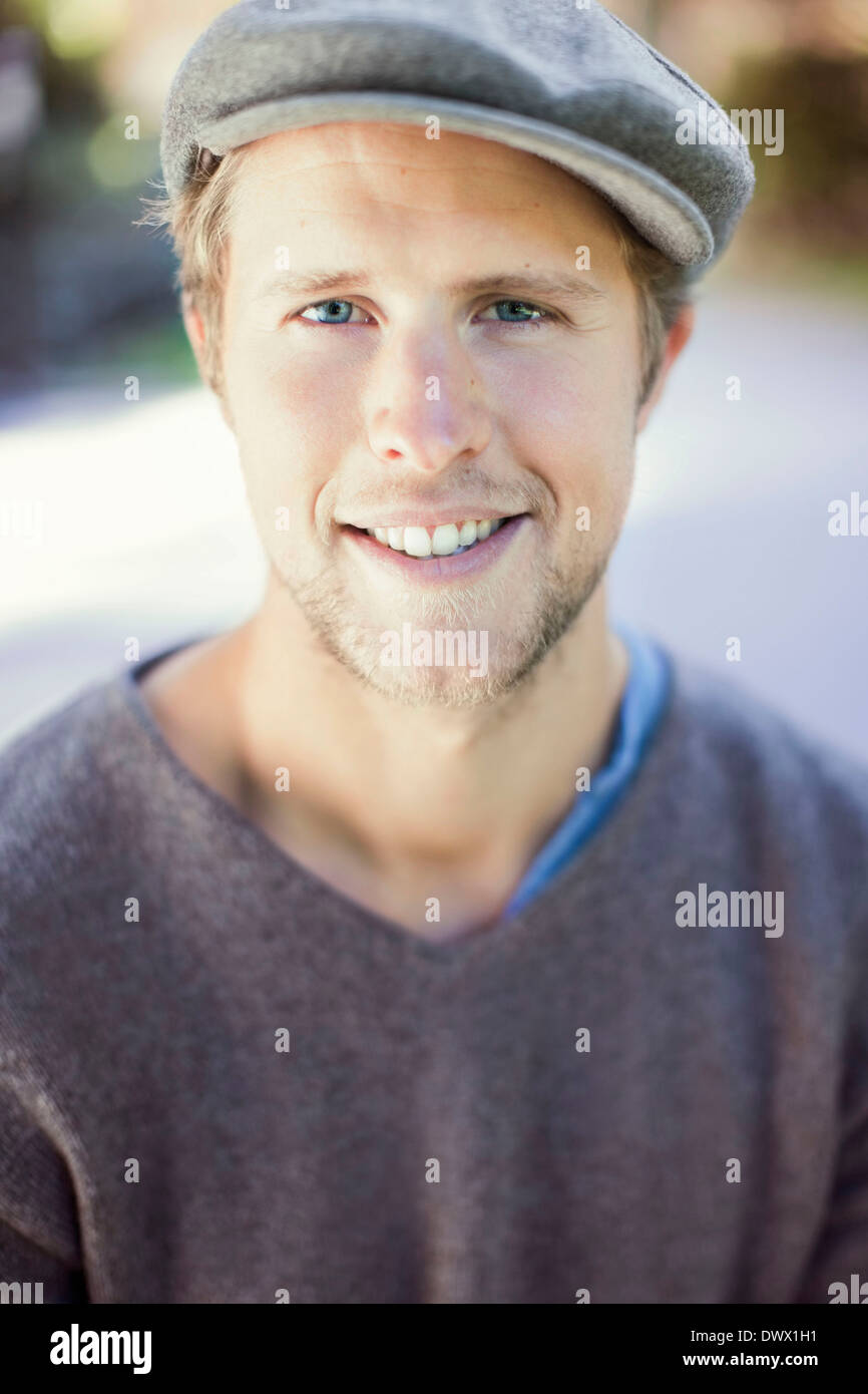 Man wearing flat cap hi-res stock photography and images - Alamy