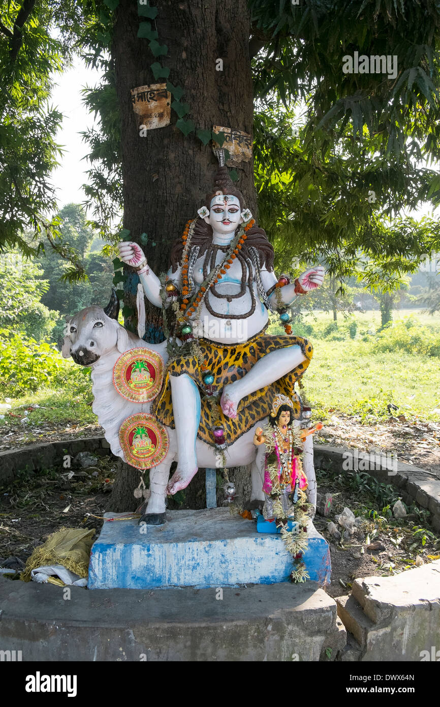 India, West Bengal, Kolkata, makeshift shrine by roadside Stock Photo ...