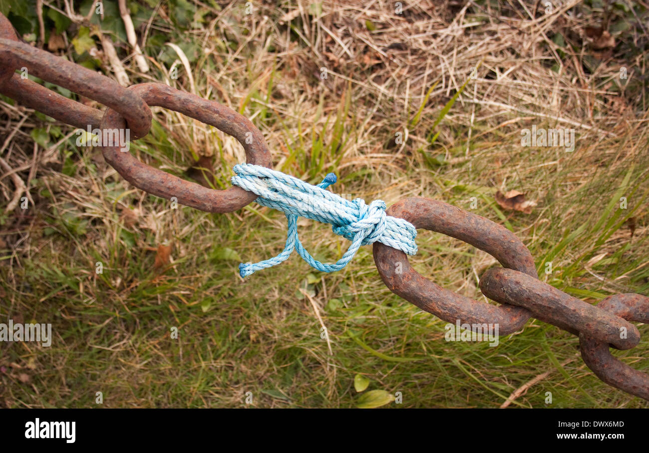 Rope repair to rusty chain Stock Photo - Alamy