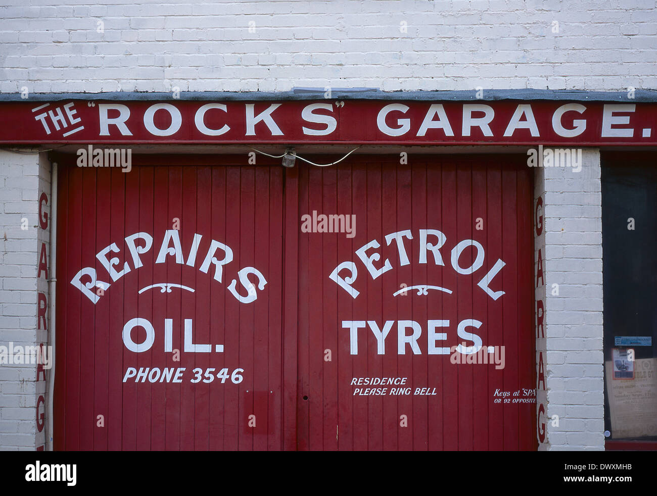 Vintage garage signs uk hi-res stock photography and images - Alamy