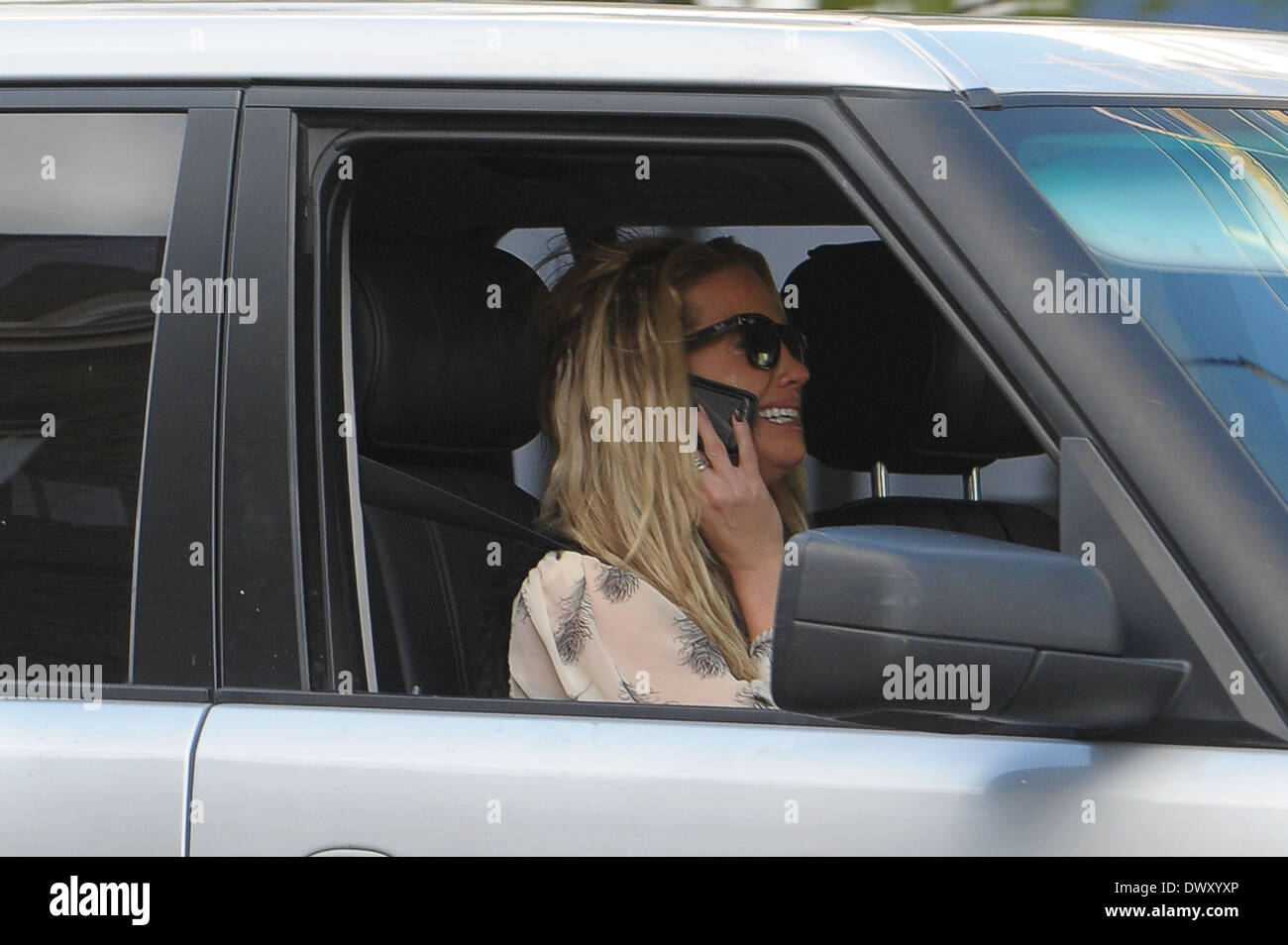 Sarah Harding spotted crying while talking on her mobile phone while ...