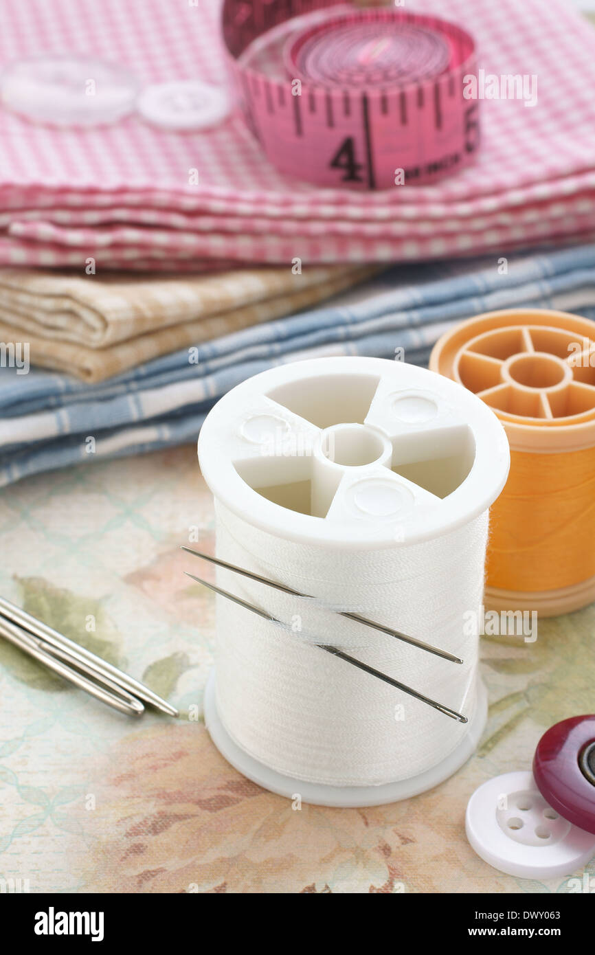 Needles and threads with quilting fabrics Stock Photo - Alamy