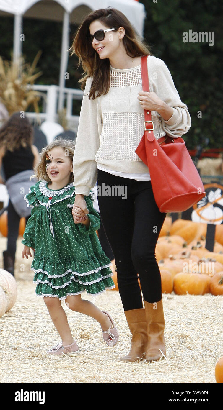 Michelle monaghan daughter willow enjoy hi-res stock photography and ...