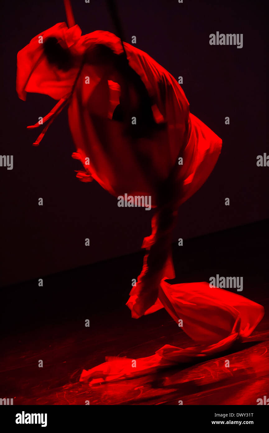 Aerial silk performer acrobatic acrobatics hi-res stock photography and ...