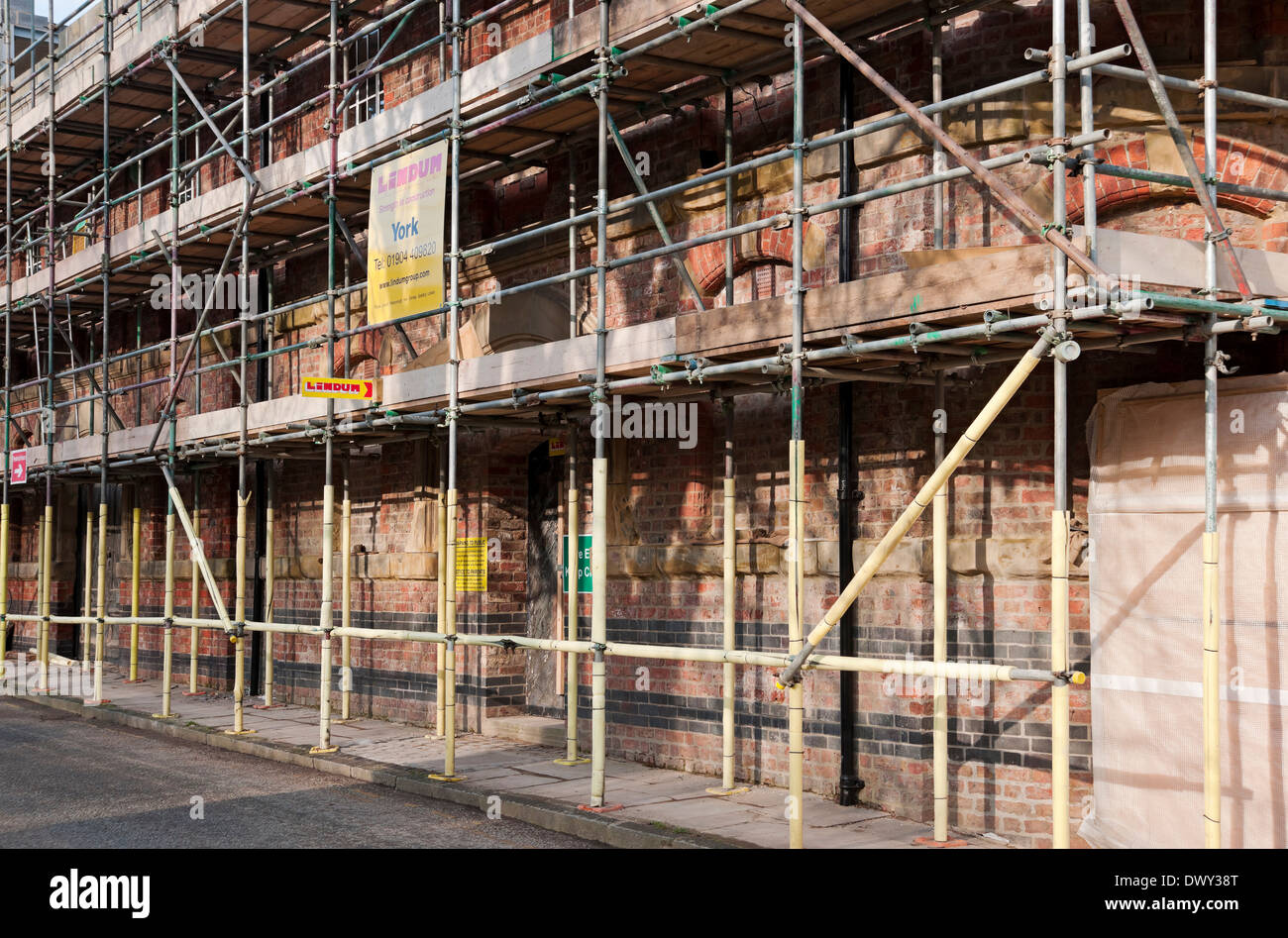 Scaffolding on flats hi-res stock photography and images - Alamy