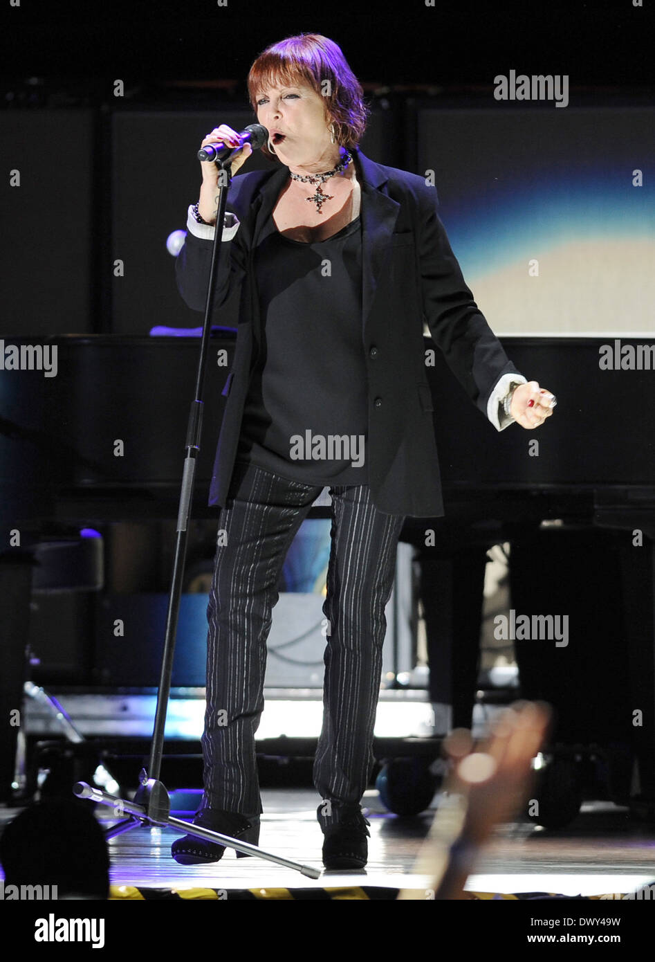 Pat Benatar performing live at the 1-800-Ask-Gary Amphitheatre Tampa ...