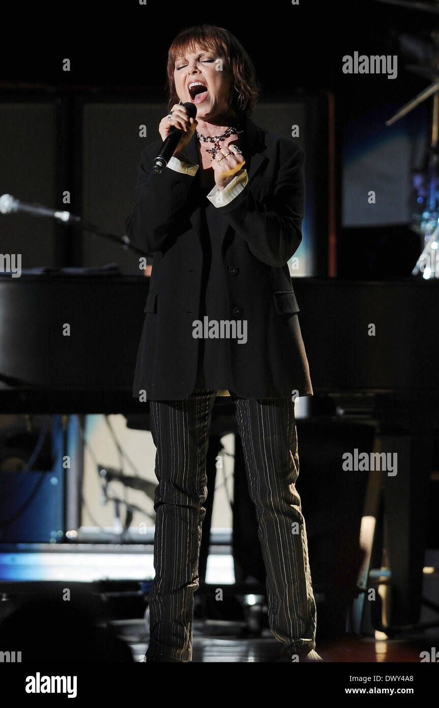 Pat Benatar performing live at the 1-800-Ask-Gary Amphitheatre Tampa ...