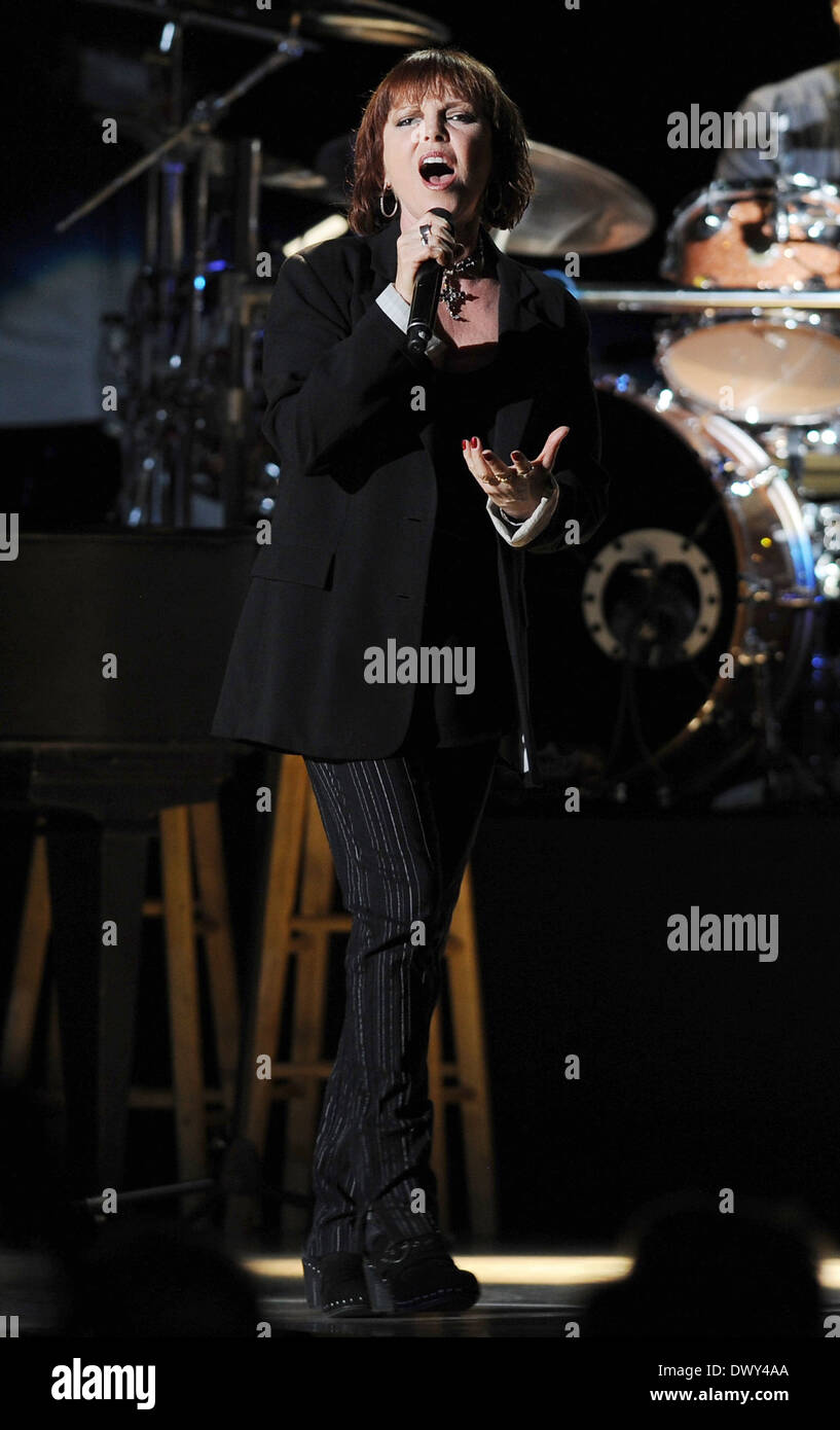 Pat Benatar performing live at the 1-800-Ask-Gary Amphitheatre Tampa ...