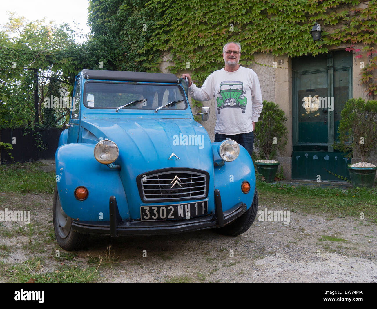 Blue citroen 2cv hi-res stock photography and images - Alamy