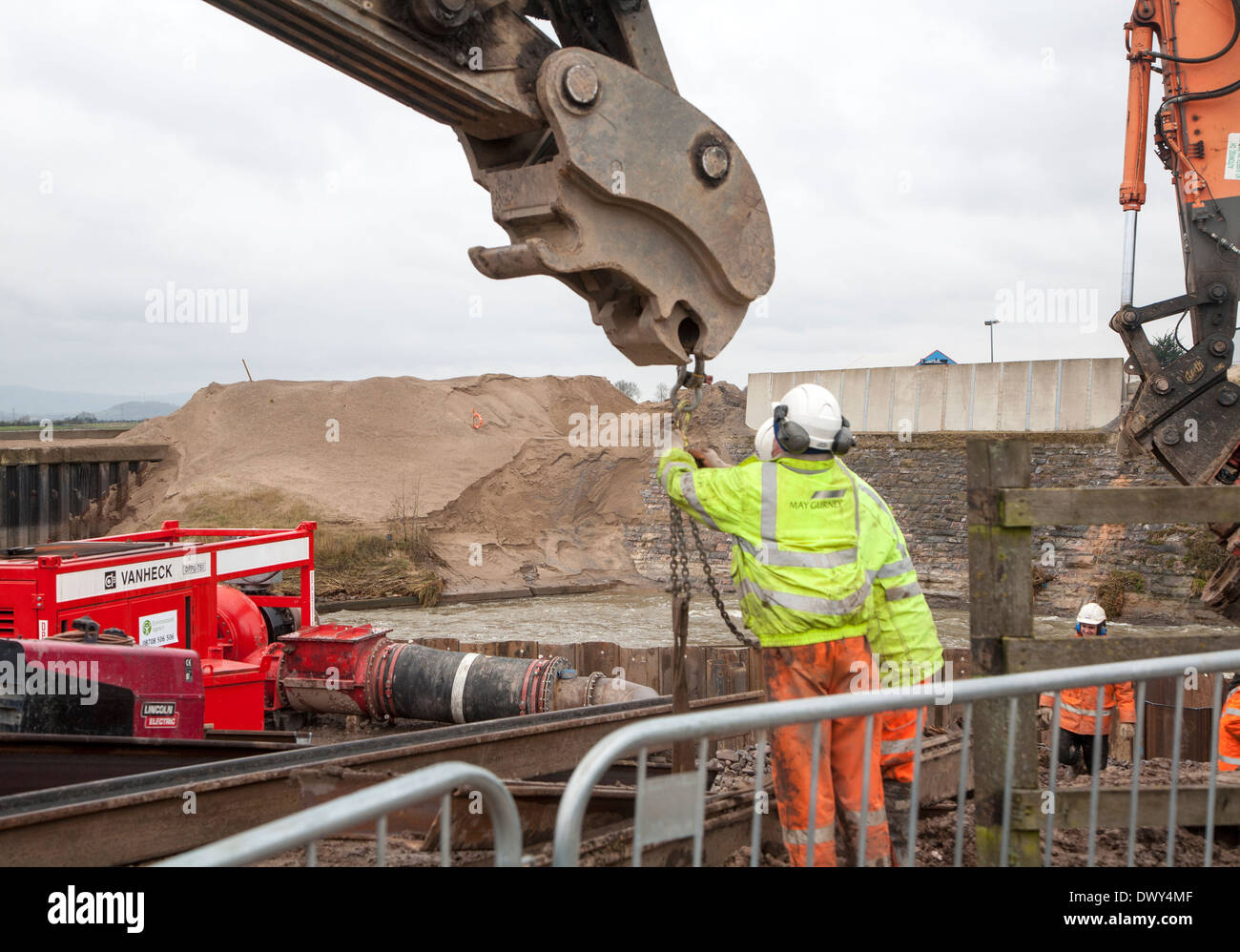 Engineering work on flood defences on the King's Sedgemoor Drain river ...