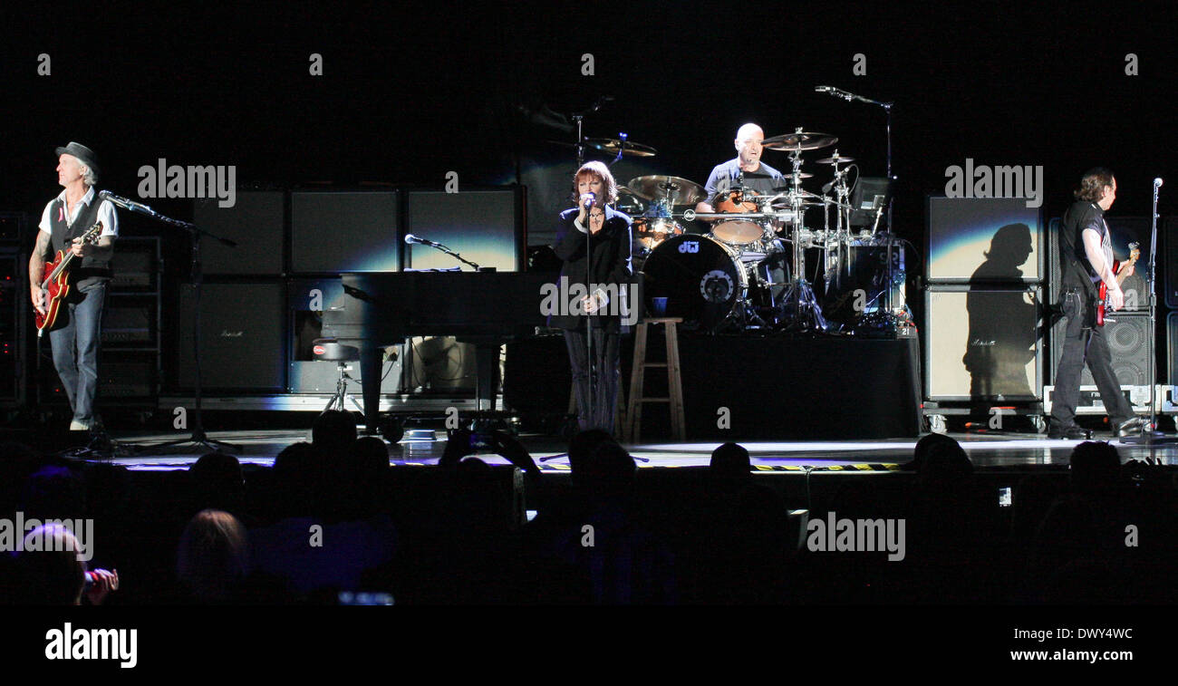 Neil Giraldo and Pat Benatar performing live at the Cruzan Amphitheatre ...