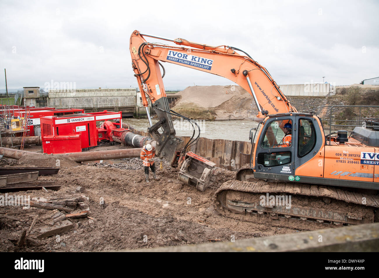 Engineering work on flood defences on the King's Sedgemoor Drain river ...