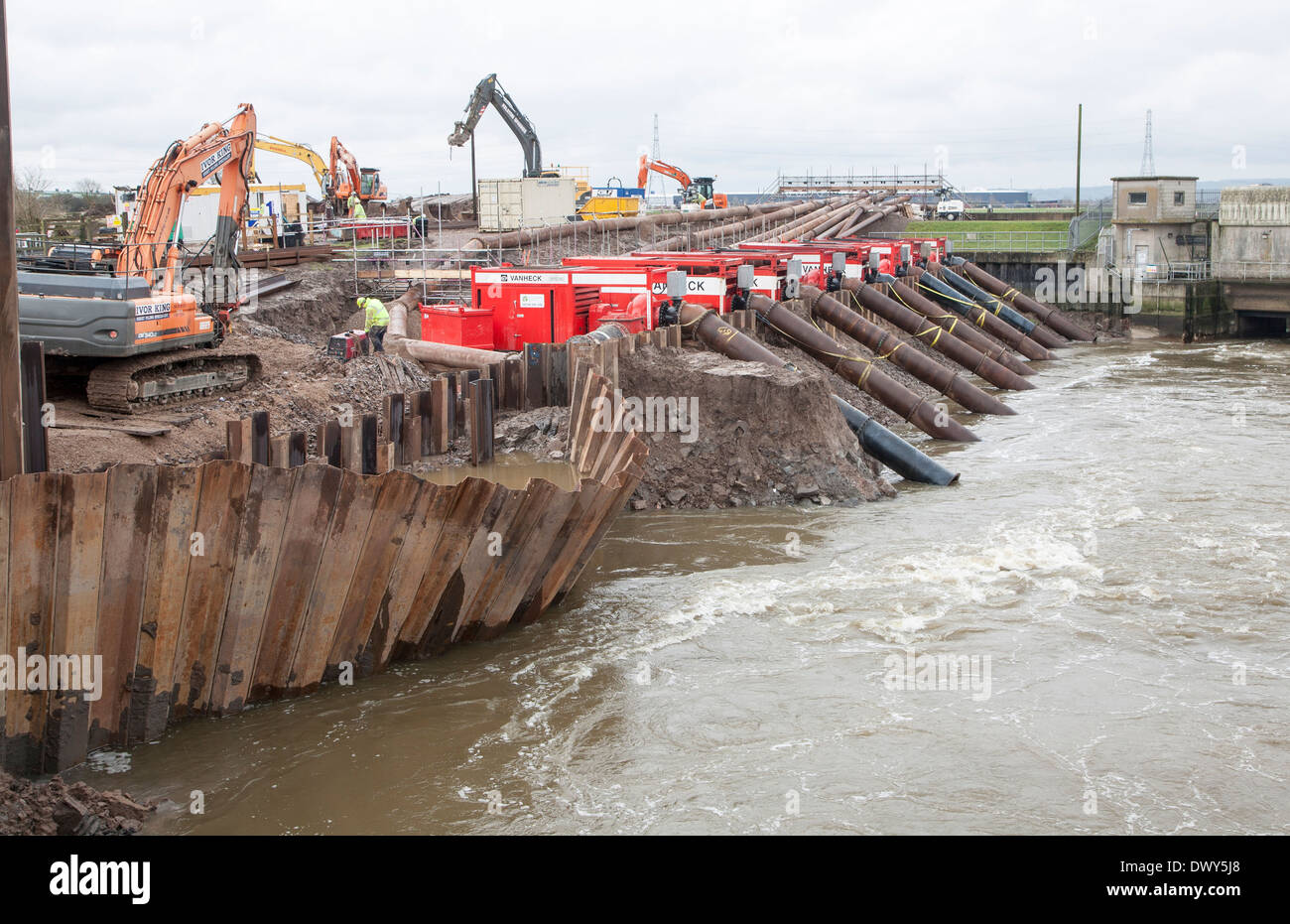 Engineering work on flood defences on the King's Sedgemoor Drain river ...