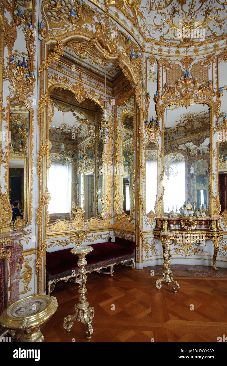 Museum cabinet interior hi-res stock photography and images - Alamy