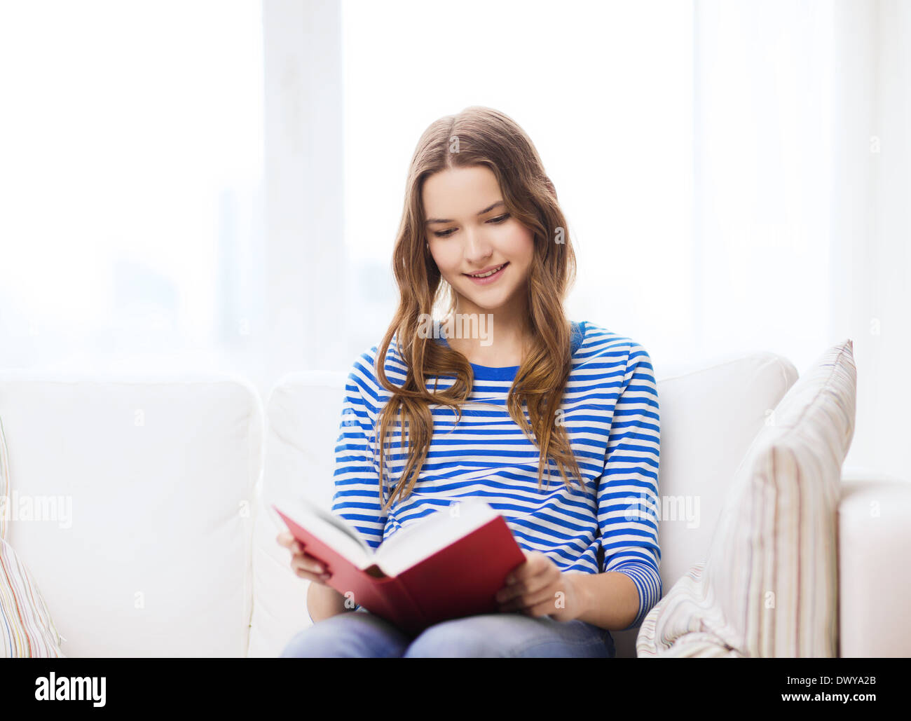 Teen girl reading book couch hi-res stock photography and images - Alamy