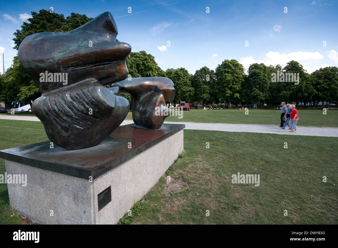 Henry moore statue hi-res stock photography and images - Alamy