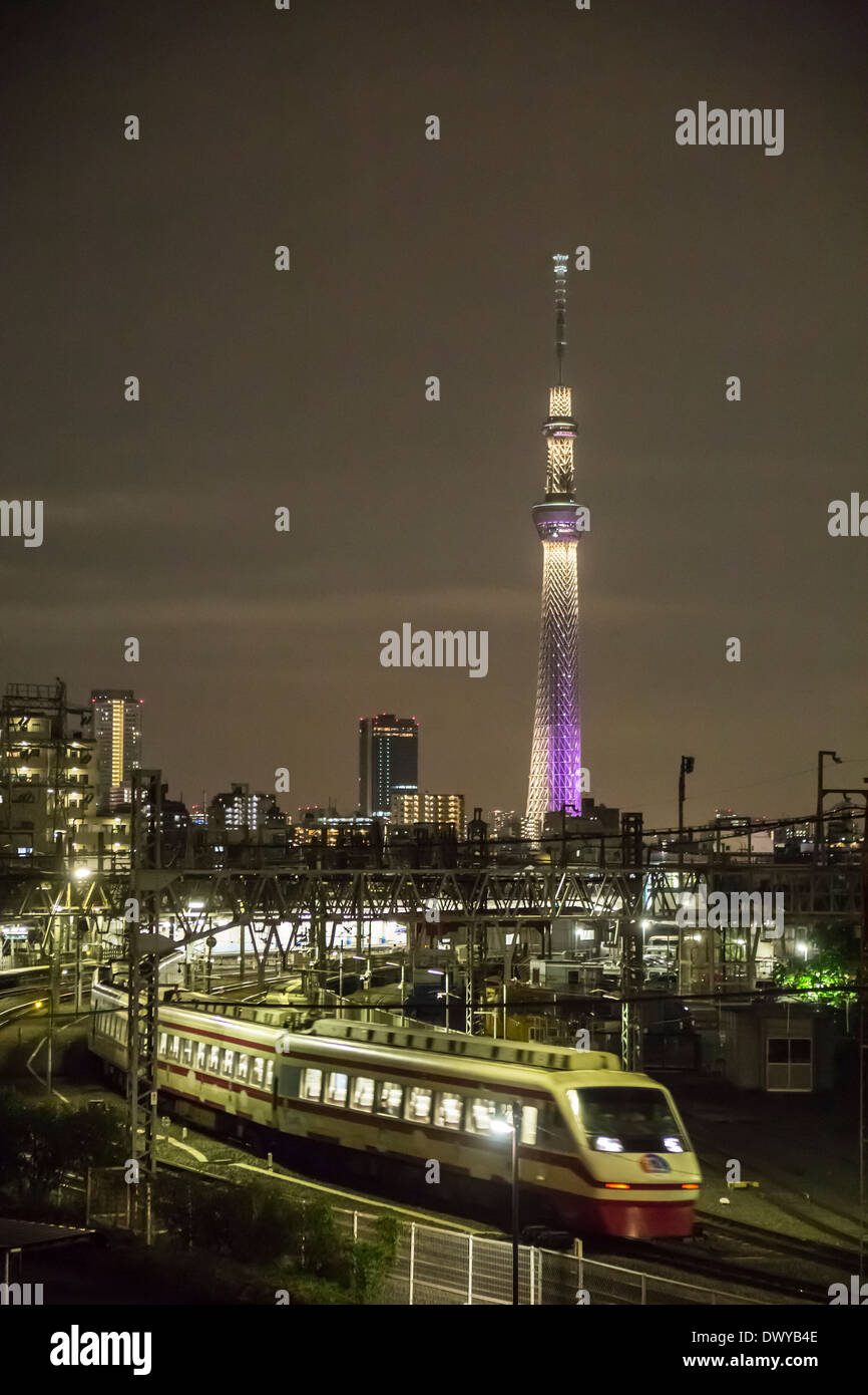 Passenger train and tokyo sky tree hi-res stock photography and images ...