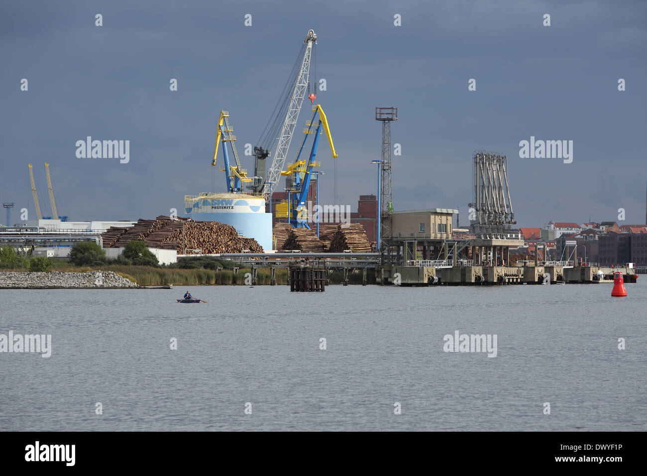 Log handling cranes hi-res stock photography and images - Alamy