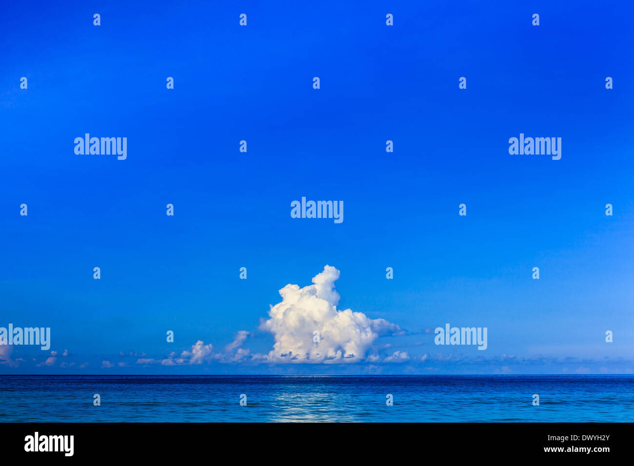 Cloud and the sea hi-res stock photography and images - Alamy
