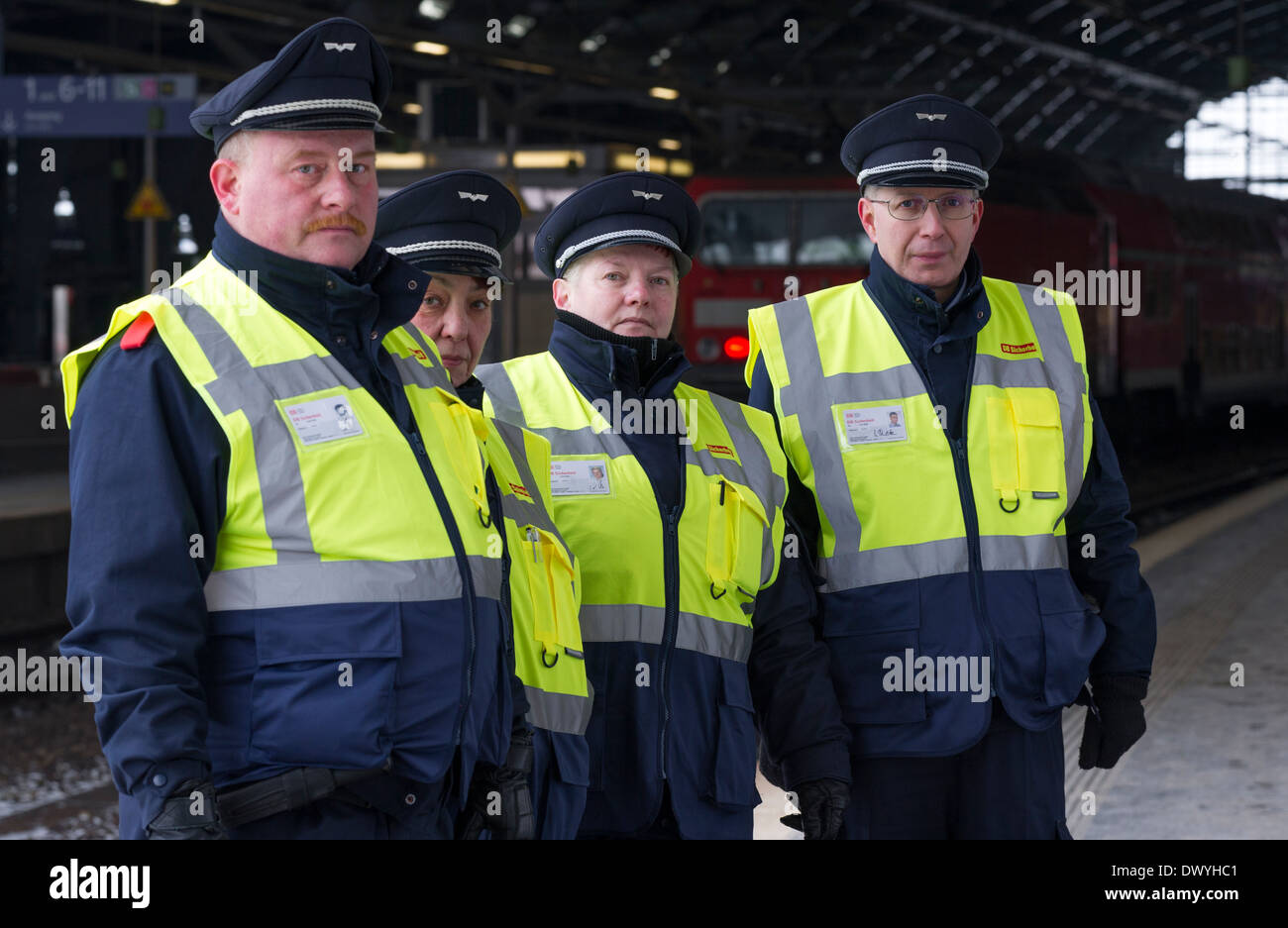 Yellow railway signal hi-res stock photography and images - Alamy