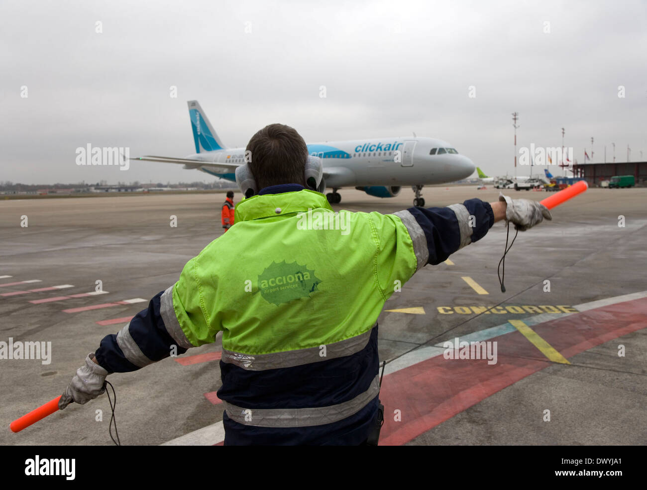 Ground crew airport hi-res stock photography and images - Alamy