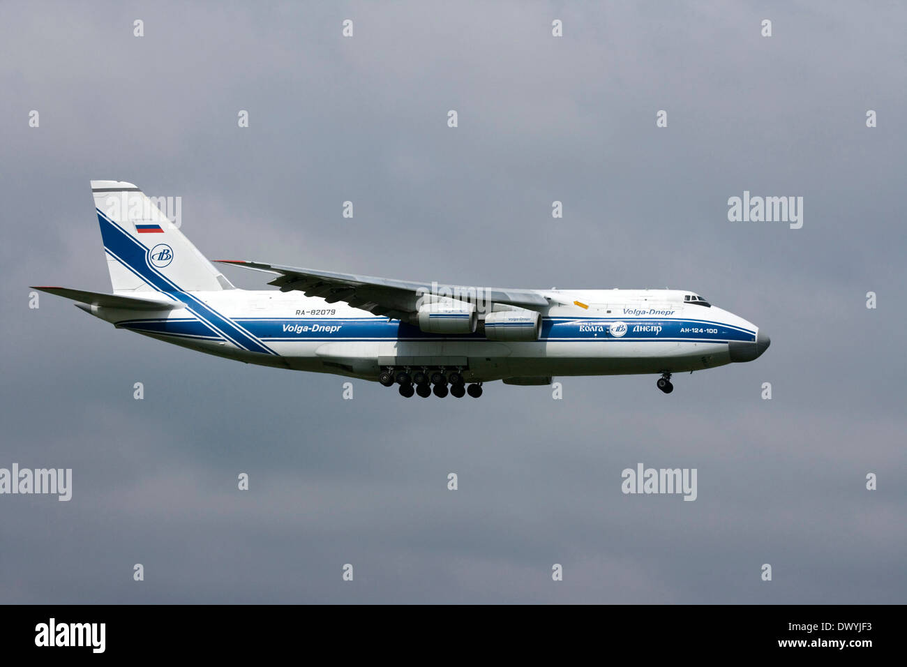 Landing approach hi-res stock photography and images - Alamy