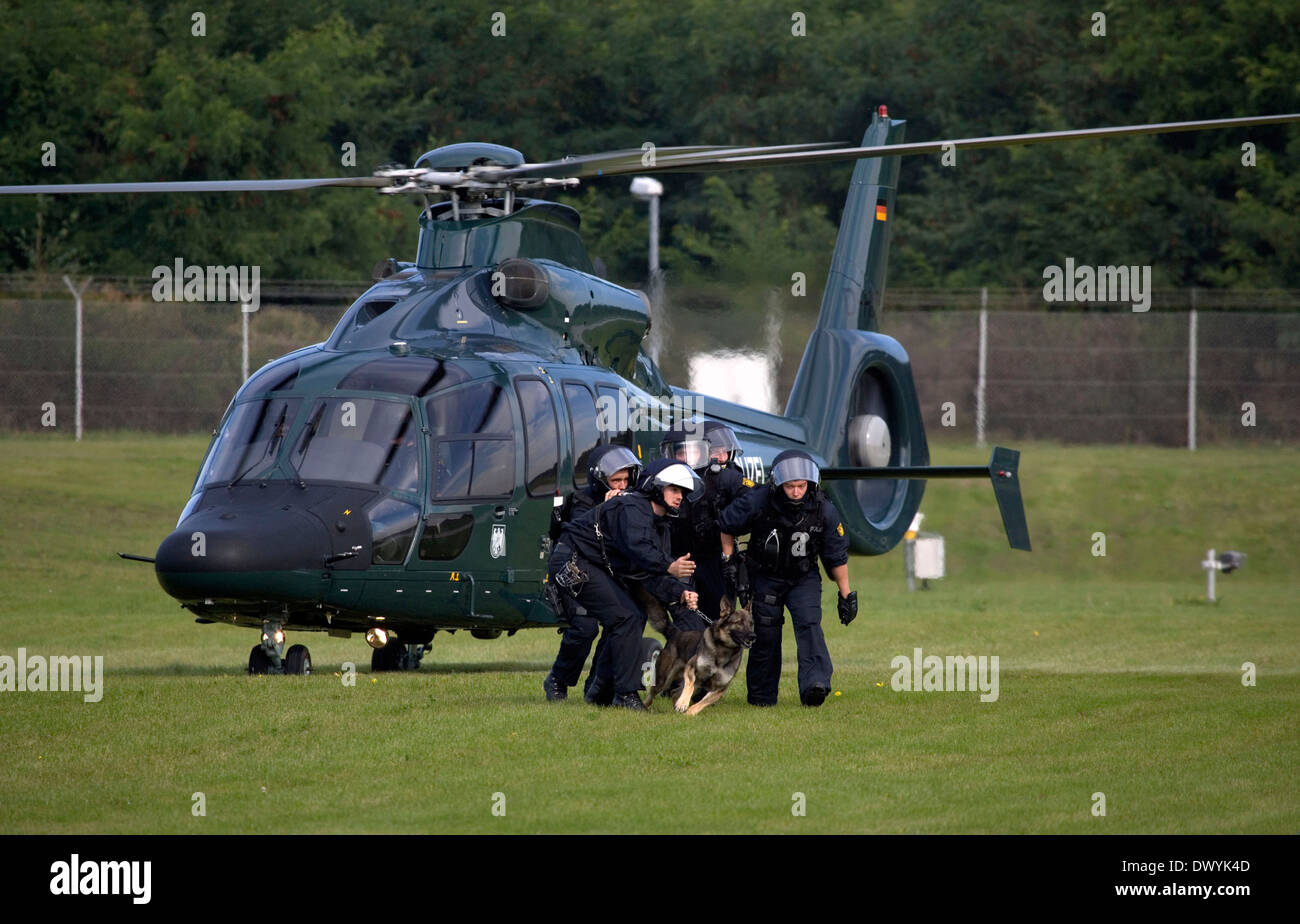 Police helicopter officers hi-res stock photography and images - Alamy