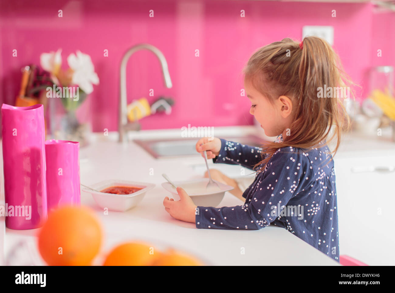 Little girl in the kitchen Stock Photo - Alamy