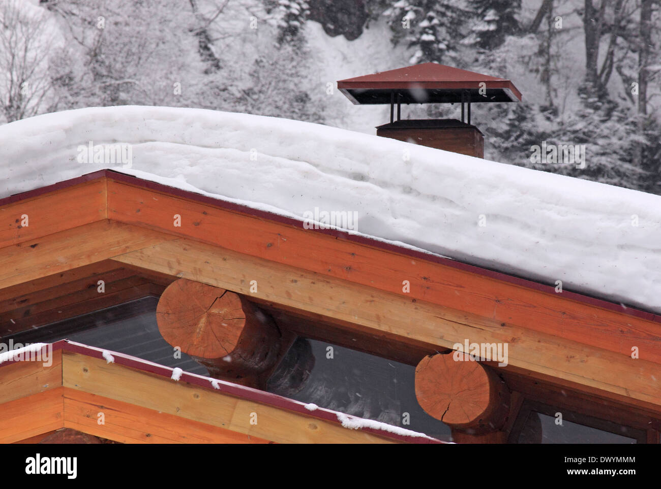 Snow on the house roof hi-res stock photography and images - Alamy