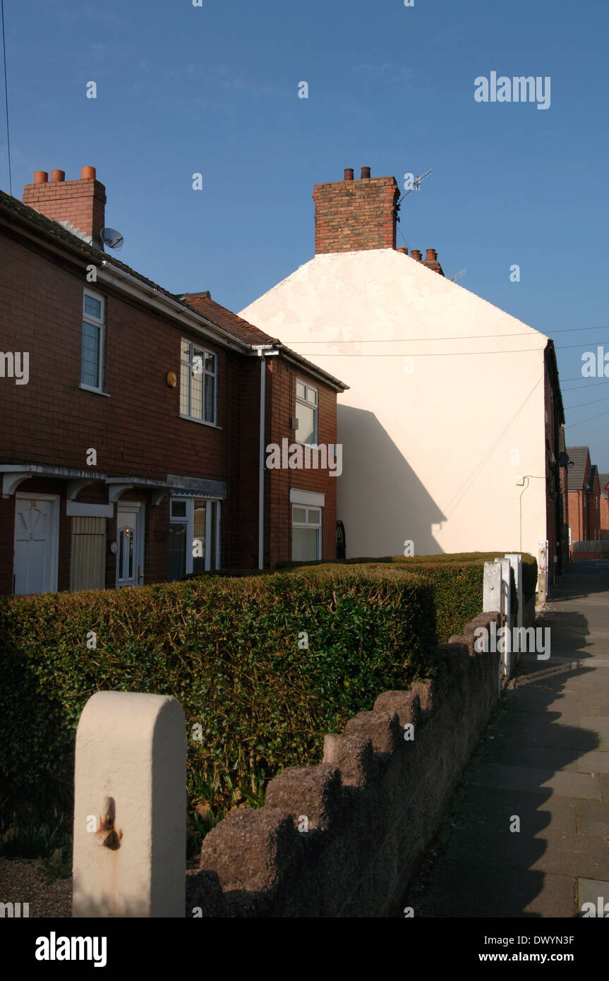 Terraced Housing , End House Painted White Stock Photo - Alamy