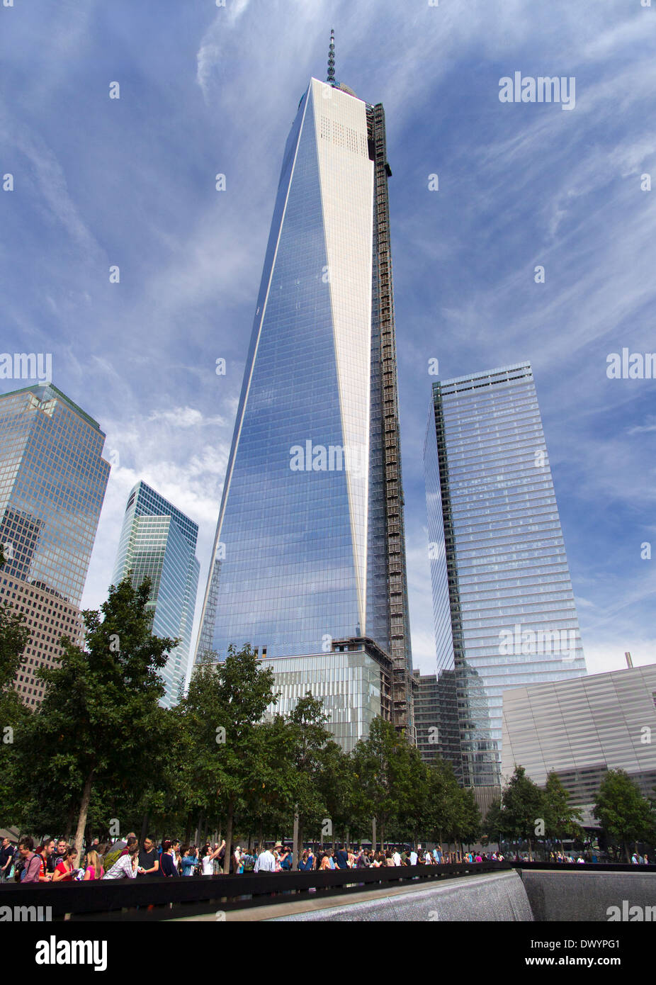 The new One World Trade Centre and Memorial Fountain at Ground Zero New ...