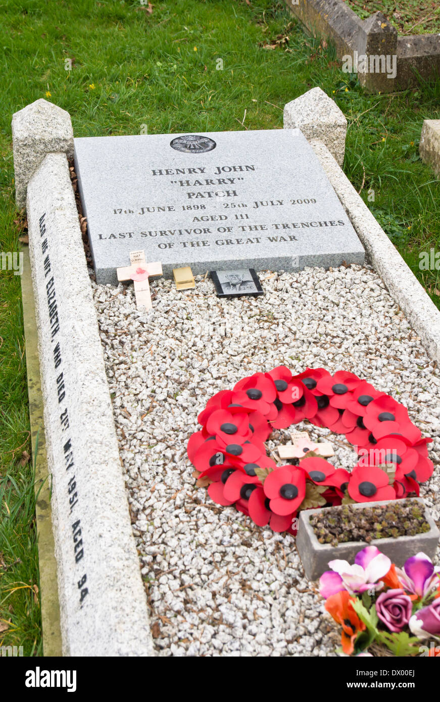The grave of the last of the British Soldiers to fight in WW1, Mr Harry ...