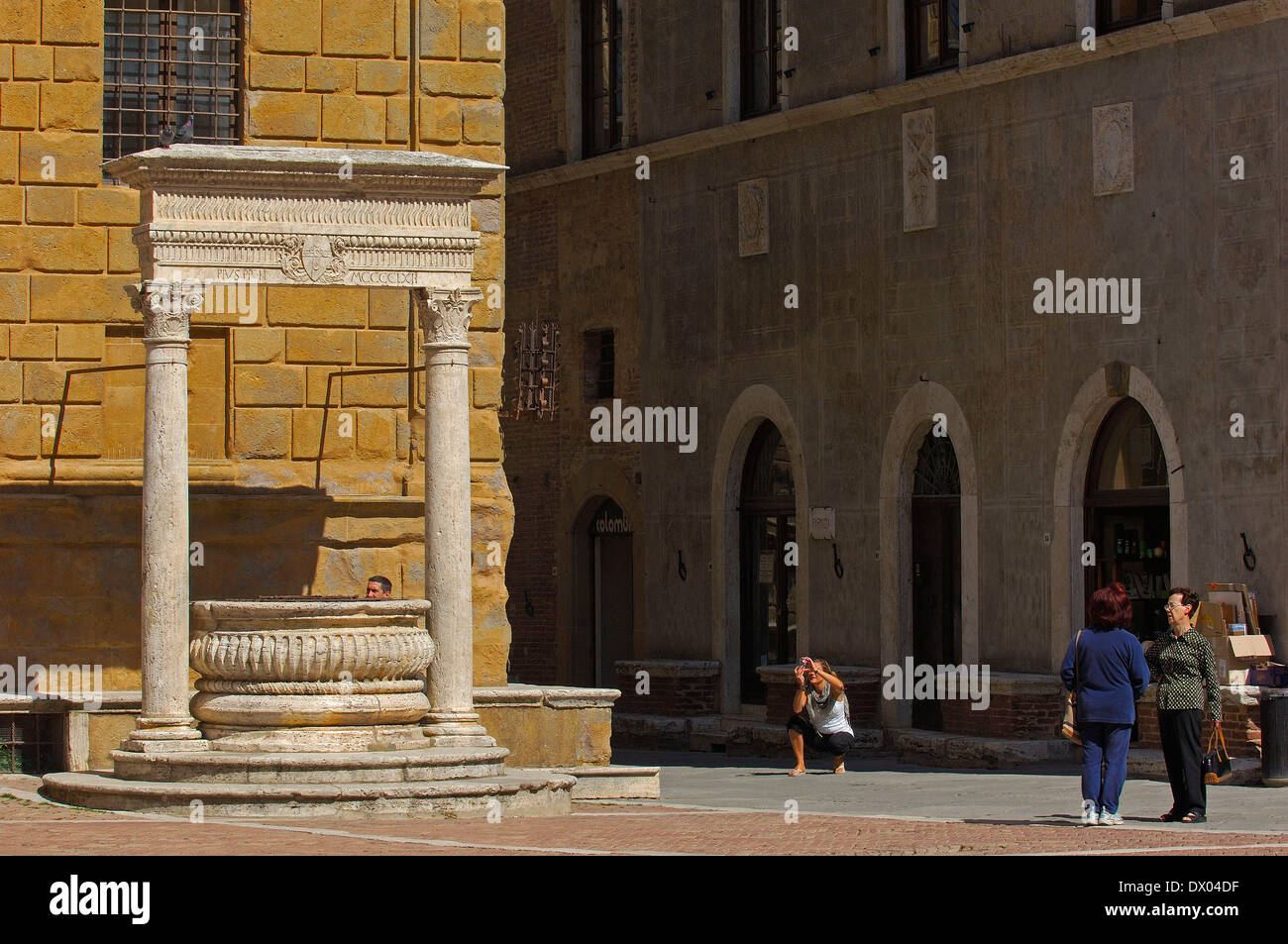 Piazza Pio II, Pienza Stock Photo - Alamy