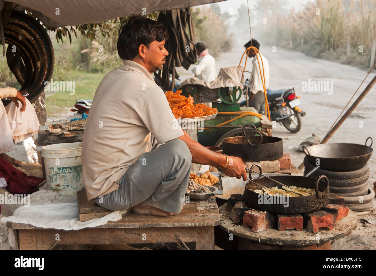 India roadside shops hi-res stock photography and images - Alamy
